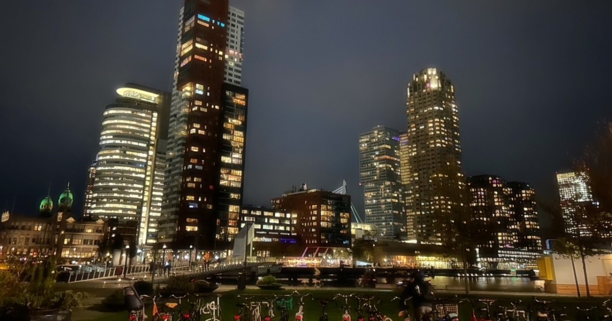 How can an American entrepreneur obtain Dutch permanent residence?